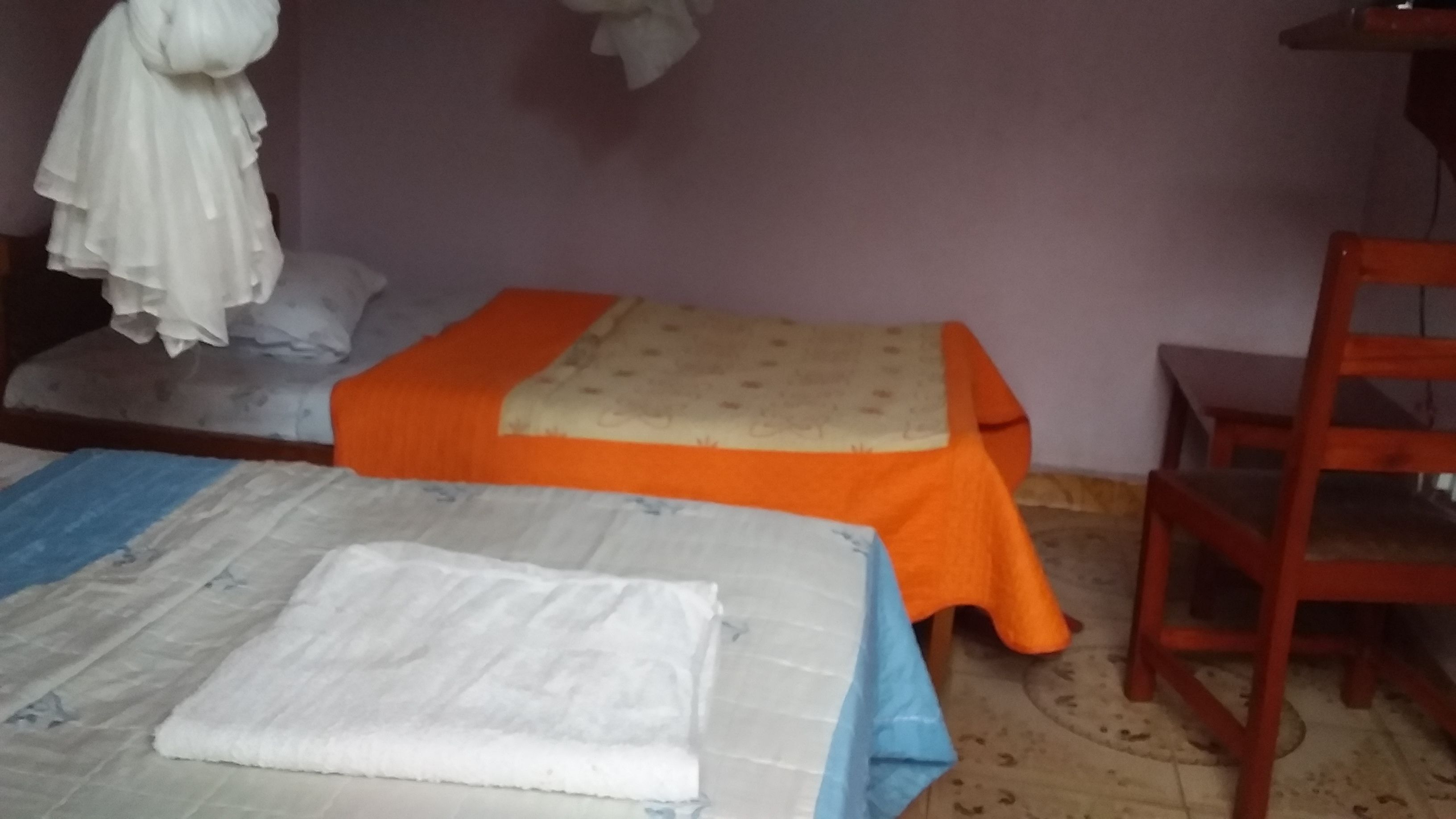 Secretária, roupa de cama fornecida 