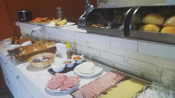 Café da manhã com buffet grátis todos os dias