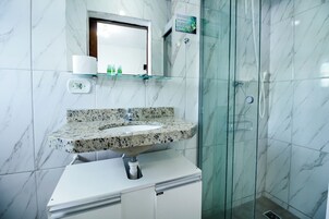 Quarto Triplo com Cozinha Compacta | Banheiro | Chuveiro, toalhas de banho