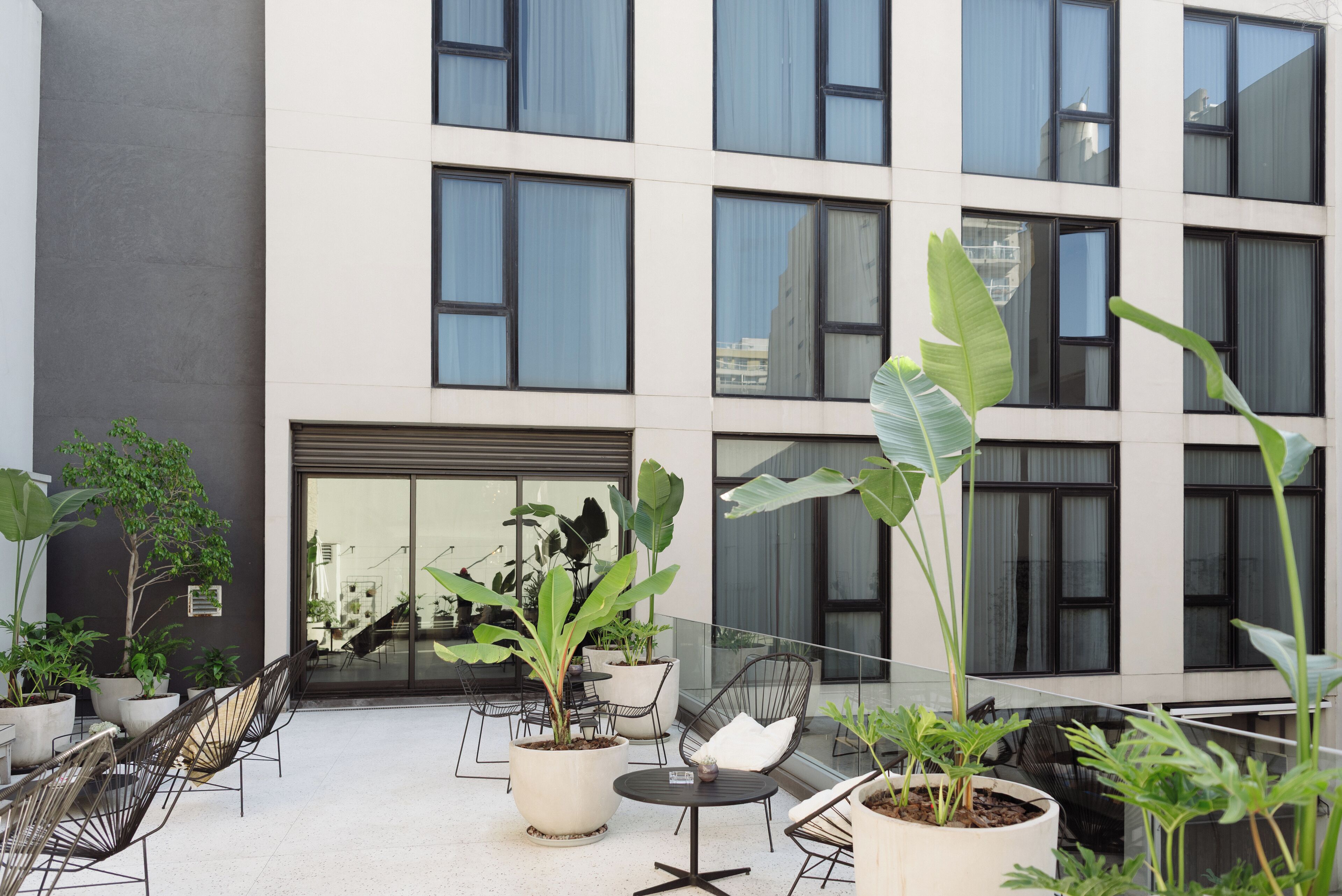 Terraço com espreguiçadeiras