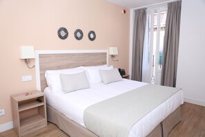 Apartamento, 1 quarto, sacada | Cofres nos quartos, individualmente mobiliados, cortinas blackout