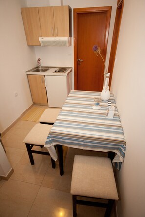 Apartamento, 2 quartos | Refeições no quarto