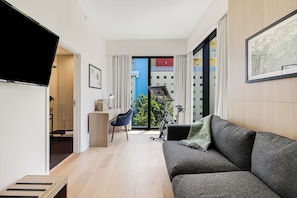 1 quarto, minibar, cofre com capacidade para portátil, secretária 