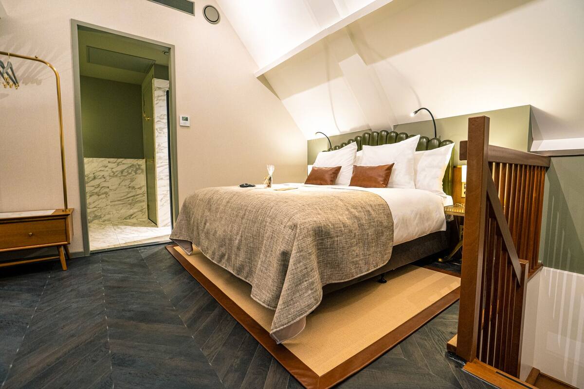 The Loft (Executive Duplex Room) | Cofre no quarto, secretária, ferro/tábua de engomar, Wi-fi grátis