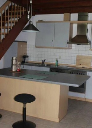 Apartamento Comfort (Maisonette) | Cozinha privada | Um frigorífico/congelador grande, uma chaleira elétrica, uma torradeira