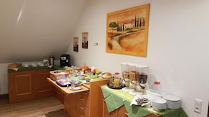 Café da manhã com buffet todos os dias mediante uma taxa