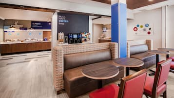 Café da manhã com buffet grátis todos os dias