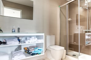 Quarto Duplo Económico | Casa de banho | Um polibã, um secador de cabelo, toalhas fornecidas 