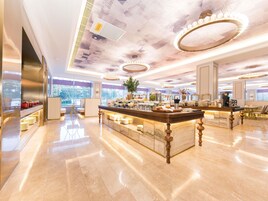 Café da manhã com buffet mediante uma taxa