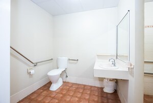 Quarto casal ou duplo luxo, acessível | Banheiro | Chuveiro, toalhas de banho