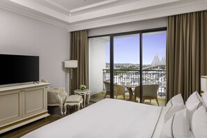 Minibar, cofre no quarto, secretária, cortinas/cortinados opacos 