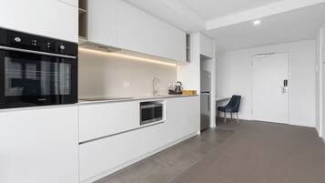 Apartamento, 1 quarto, sacada | Cozinha privada | Geladeira grande, micro-ondas, fogão, cooktop