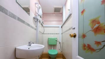 Quarto Twin Standard | Casa de banho | Um polibã, artigos de higiene pessoal grátis, um bidé