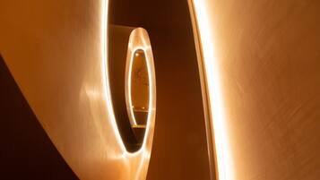 Estrutura arquitetônica moderna com design curvo e interior iluminado.