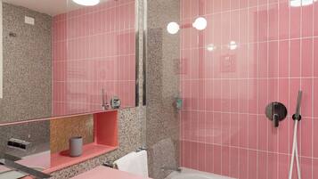Casa de banho com azulejos cor-de-rosa, uma banheira branca, uma pia com espelho e um chuveiro com chuveiro manual.