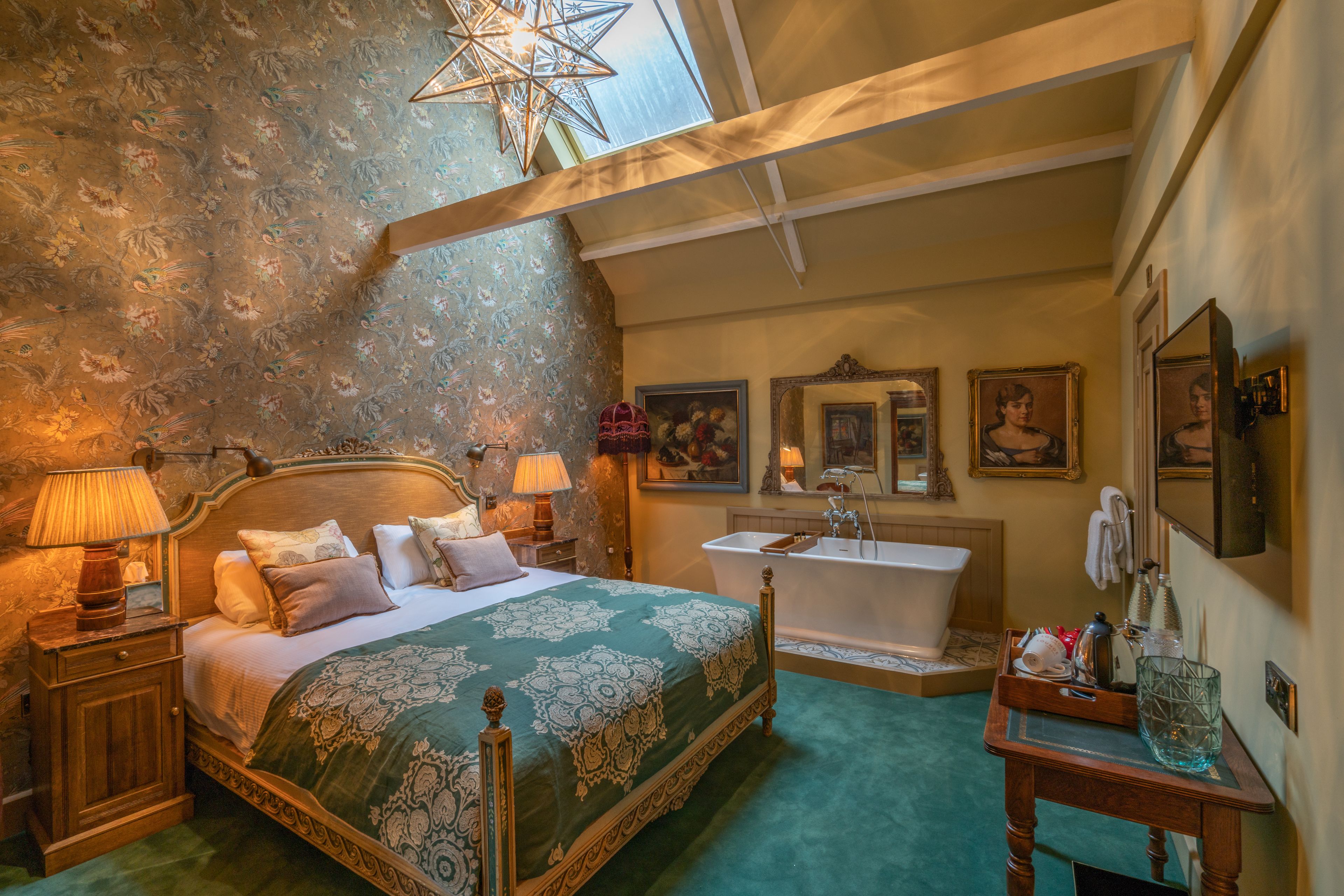 Quarto casal luxo | Individualmente mobiliados, escrivaninha, Wi-Fi de cortesia