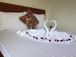 Quarto casal standard | Cofres nos quartos, escrivaninha, cortinas blackout