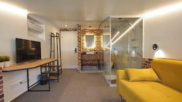 Quarto Deluxe, não fumadores, vista para o pátio | 1 quarto, ferro/tábua de engomar, Wi-fi grátis, roupa de cama fornecida