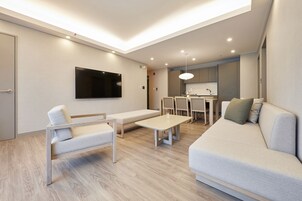 SUITE+(PLUS) | Sala de estar | Televisor de ecrã plano de 65 polegadas com canais por cabo, televisor 