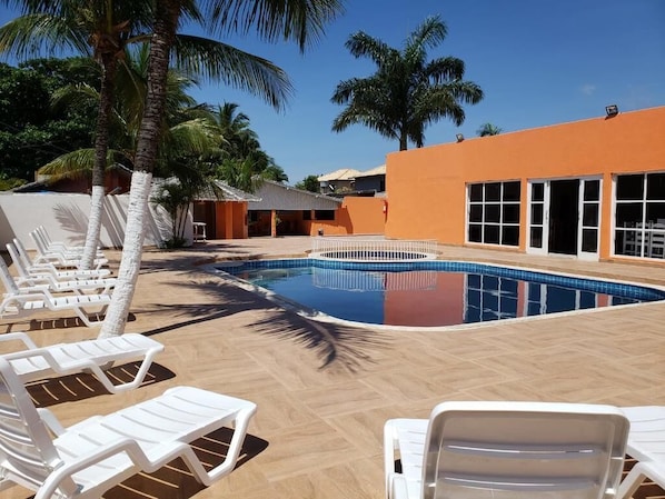 2 piscinas exteriores, espreguiçadeiras