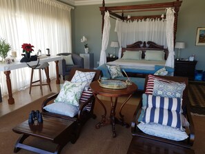 Com decoração personalizada, secretária, Wi-fi grátis 