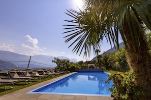 Piscina exterior sazonal 
