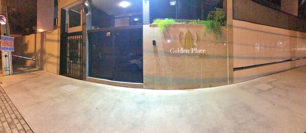 Entrada de um edifício com uma placa que diz 'Golden Place'.