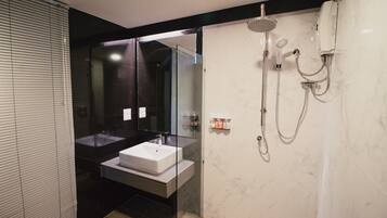 MBOX2 | Casa de banho | Uma combinação polibã/banheira, uma banheira de imersão total