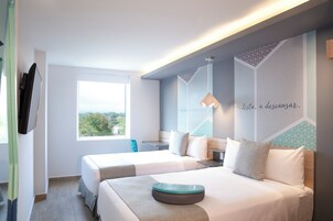 Quarto superior, 2 camas de solteiro | Cofres nos quartos, escrivaninha, espaço de trabalho para notebook