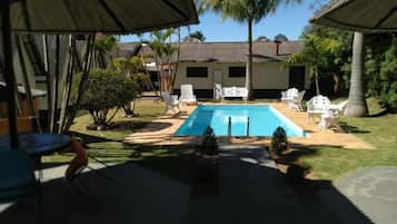 Piscina externa, espreguiçadeiras