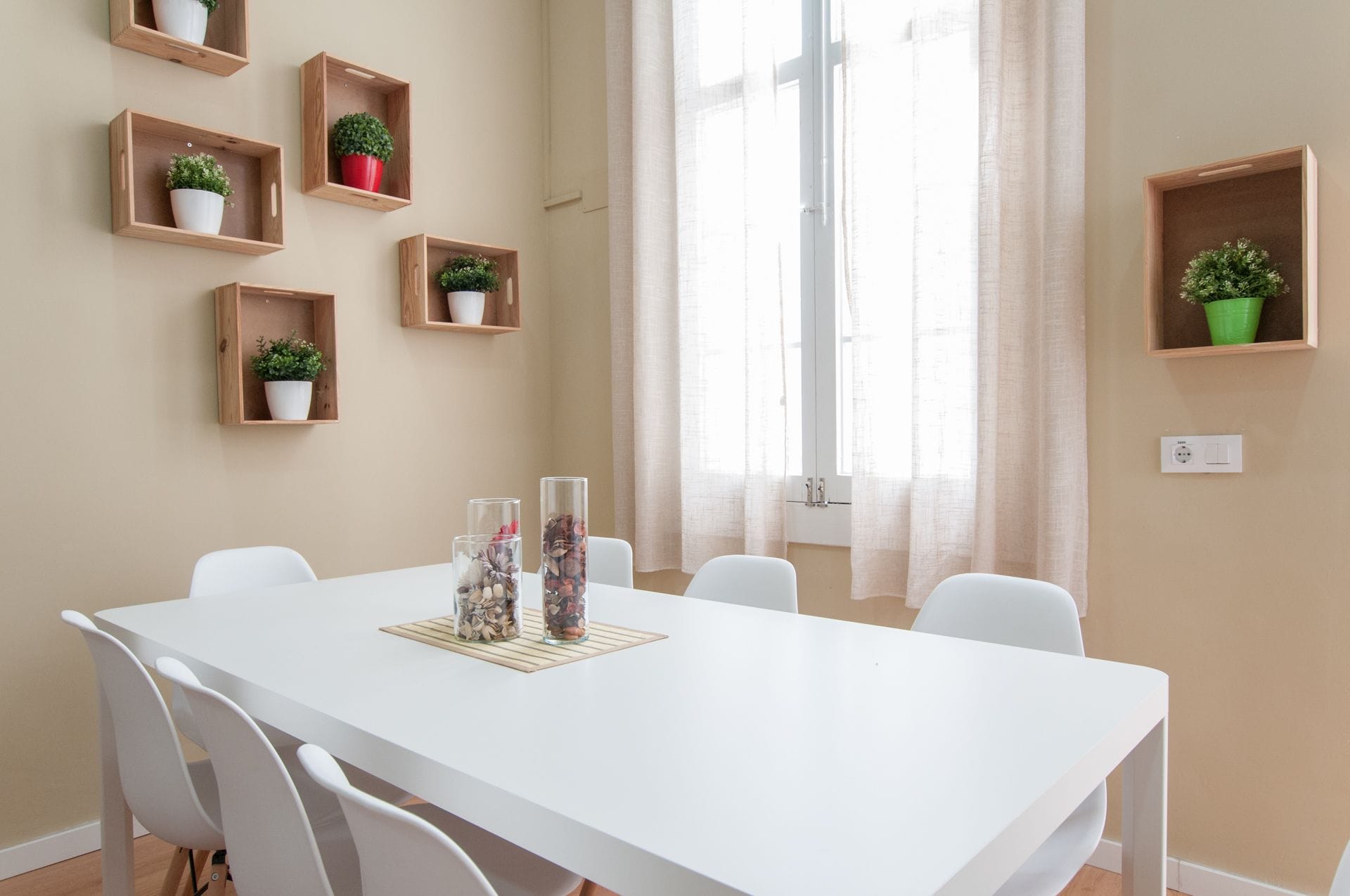 Um frigorífico/congelador grande, um micro-ondas, uma placa de cozinha 