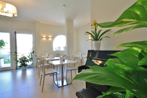 Café da manhã com buffet grátis todos os dias