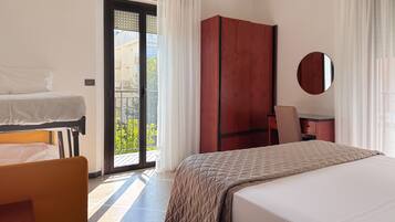 Quarto Quádruplo Standard | Cofre no quarto, secretária, cortinas/cortinados opacos, Wi-fi grátis