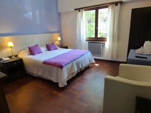 Quarto standard | Roupas de cama premium, frigobar, cofres nos quartos, cortinas blackout