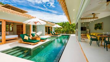 Vila superluxo, 2 quartos, piscina particular, vista parcial para o mar | Terraço/pátio