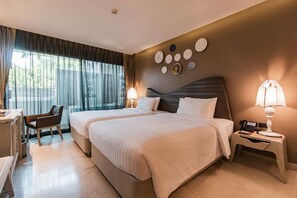 Deluxe Twin Room with Jacuzzi | Minibar, cofre no quarto, secretária 