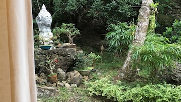 Quarto solteiro básico (Mini) | Vista para o jardim