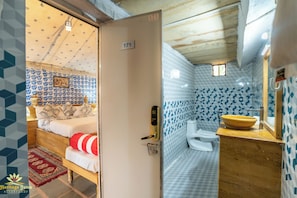 Quarto de Luxo | Casa de banho | Um polibã, artigos de higiene ecológicos, um secador de cabelo