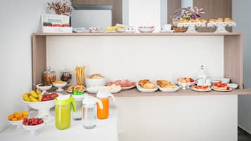 Café da manhã com buffet grátis todos os dias
