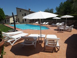 Piscina externa sazonal, guarda-sóis, espreguiçadeiras