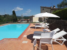 Piscina externa sazonal, guarda-sóis, espreguiçadeiras