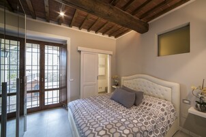 Apartamento luxo, 1 quarto, para não fumantes, cozinha | Cofres nos quartos, Wi-Fi de cortesia, roupa de cama