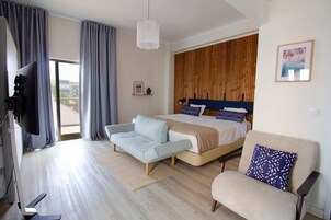 Quarto Familiar, varanda | Roupa de alta qualidade, Wi-fi grátis, roupa de cama fornecida 