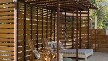 Piscina exterior, espreguiçadeiras