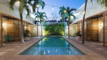 Piscina exterior, espreguiçadeiras