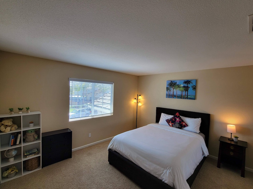 5 Bd Home★ Pool |Ping Pong/fire Pit/2 King Beds - Vineyard, CA