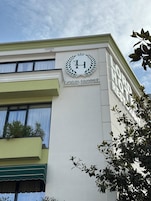 Edifício de hotel com uma placa que diz 'LORD HOTEL' e um emblema de coroa.