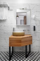 Suíte estúdio júnior | Banheiro | Chuveiro, chuveiro com efeito de chuva, secador de cabelo