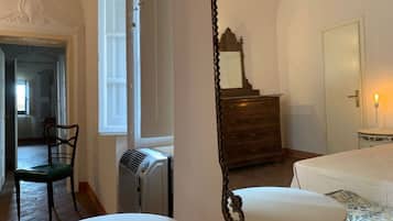 Quarto casal | Cofres nos quartos, individualmente decorados