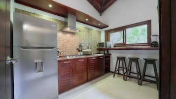 Apartamento Premium | Cozinha privada | Um frigorífico/congelador grande, uma cafeteira/bule, Congelador